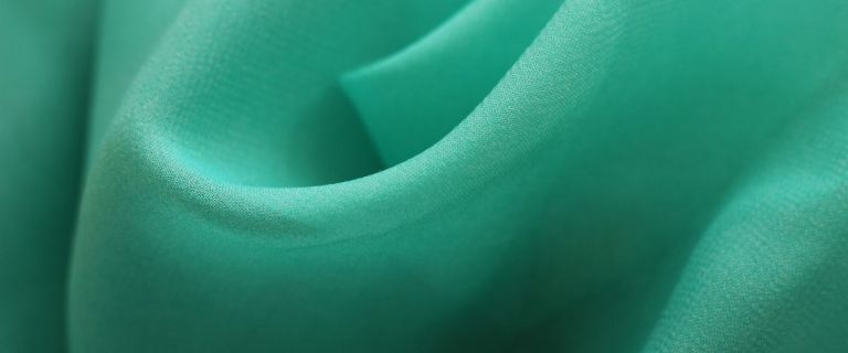 Poliestere che tessuto è? Guida completa alle proprietà